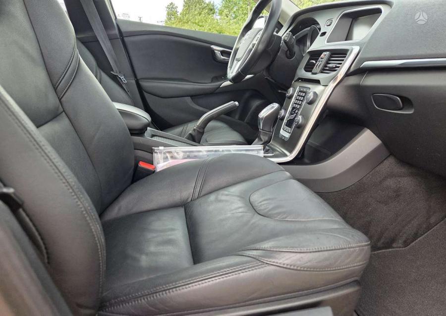 White Volvo V40 2012 in Kaunas, with an engine capacity of 1.98 L and mileage of 255 thousand km for 7250 €, photo 28 on AUTOMOTO.COM.LV