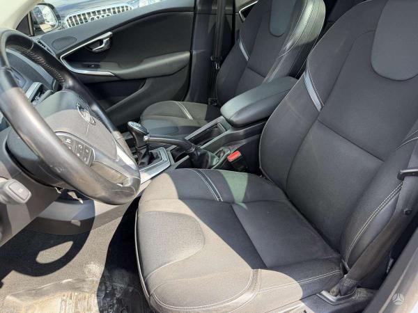 Balts Volvo V40 2012 Utena, ar dzinēja tilpumu 1.56 L un nobraukumu 280 tūkst. km par 4990 €, foto 6 vietnē AUTOMOTO.COM.LV