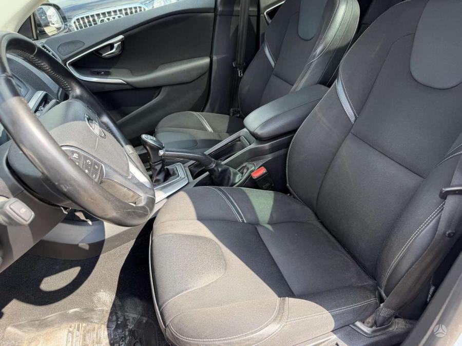 Balts Volvo V40 2012 Utena, ar dzinēja tilpumu 1.56 L un nobraukumu 280 tūkst. km par 4990 €, foto 7 vietnē AUTOMOTO.COM.LV