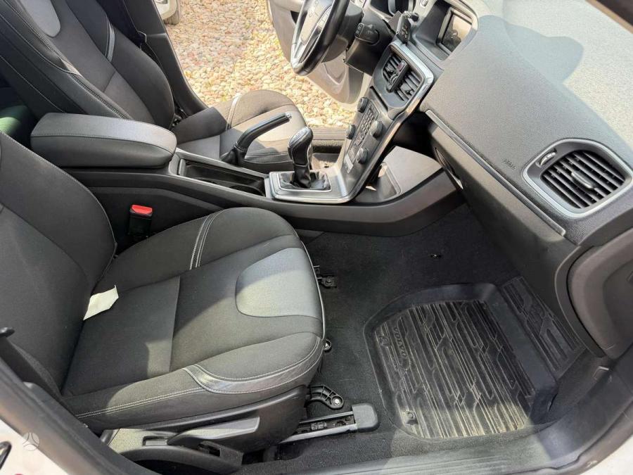 Balts Volvo V40 2012 Utena, ar dzinēja tilpumu 1.56 L un nobraukumu 280 tūkst. km par 4990 €, foto 8 vietnē AUTOMOTO.COM.LV