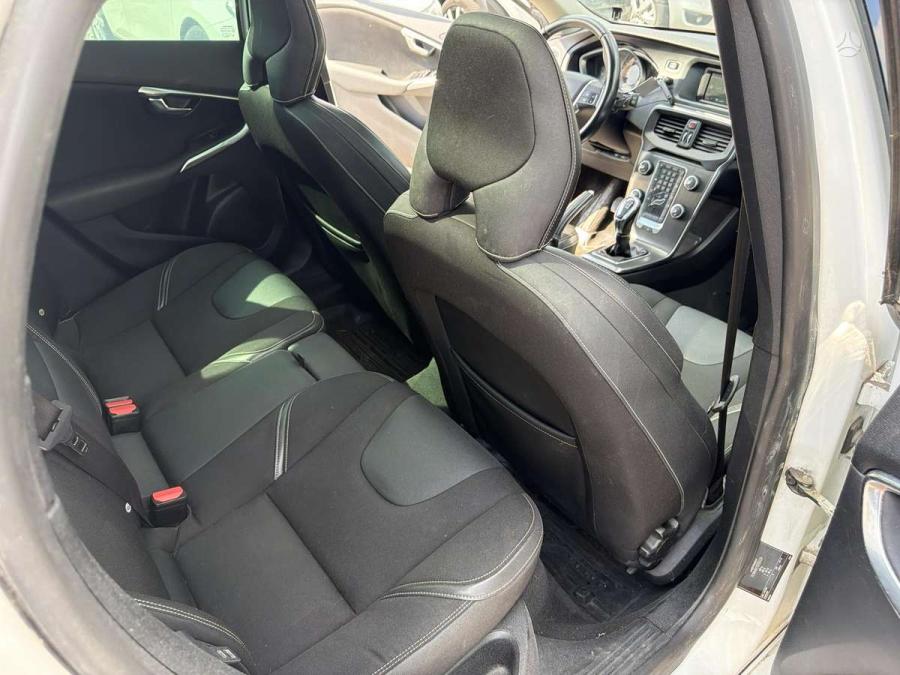 Balts Volvo V40 2012 Utena, ar dzinēja tilpumu 1.56 L un nobraukumu 280 tūkst. km par 4990 €, foto 9 vietnē AUTOMOTO.COM.LV