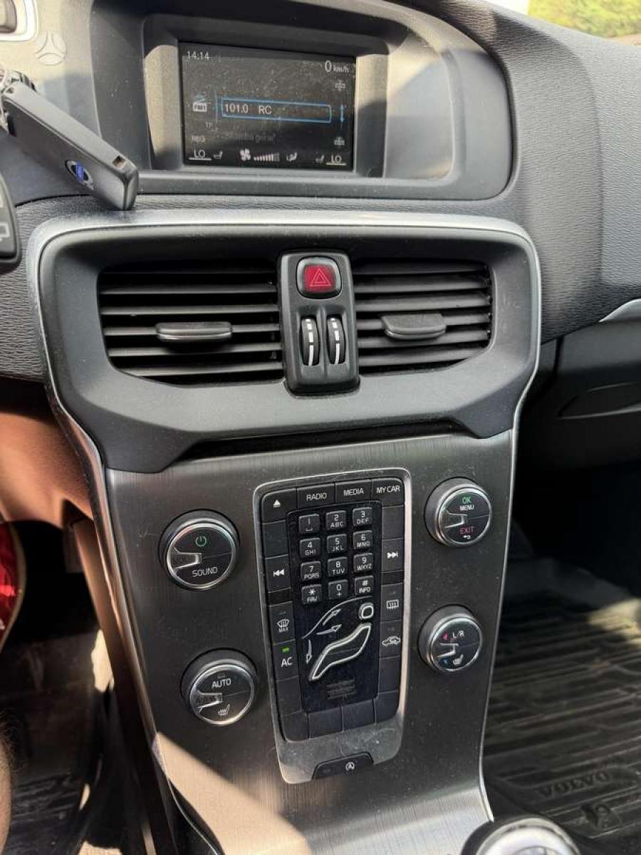 Balts Volvo V40 2012 Utena, ar dzinēja tilpumu 1.56 L un nobraukumu 280 tūkst. km par 4990 €, foto 12 vietnē AUTOMOTO.COM.LV