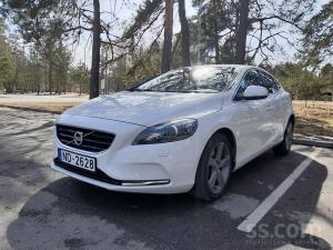 White Volvo V40 2012 in Daugavpils, with an engine capacity of 2.00 L and mileage of 201 thousand km for 7300 €, photo  on AUTOMOTO.COM.LV