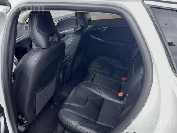 Balts Volvo V40 2012 Daugavpils, ar dzinēja tilpumu 2.00 L un nobraukumu 201 tūkst. km par 7300 €, foto 5 vietnē AUTOMOTO.COM.LV