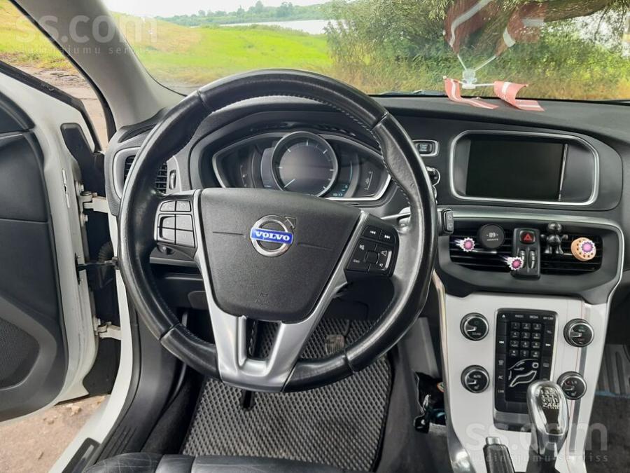 Balts Volvo V40 2012 Daugavpils, ar dzinēja tilpumu 2.00 L un nobraukumu 201 tūkst. km par 7300 €, foto 7 vietnē AUTOMOTO.COM.LV