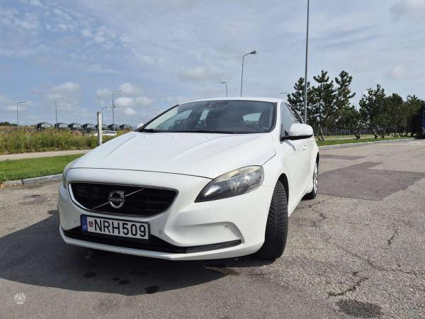 White Volvo V40 2012 in Klaipeda, with an engine capacity of 1.56 L and mileage of 339 thousand km for 5500 €, photo 1 on AUTOMOTO.COM.LV