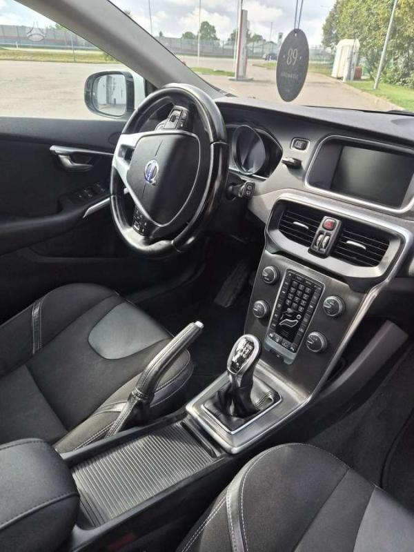 White Volvo V40 2012 in Klaipeda, with an engine capacity of 1.56 L and mileage of 339 thousand km for 5500 €, photo 3 on AUTOMOTO.COM.LV