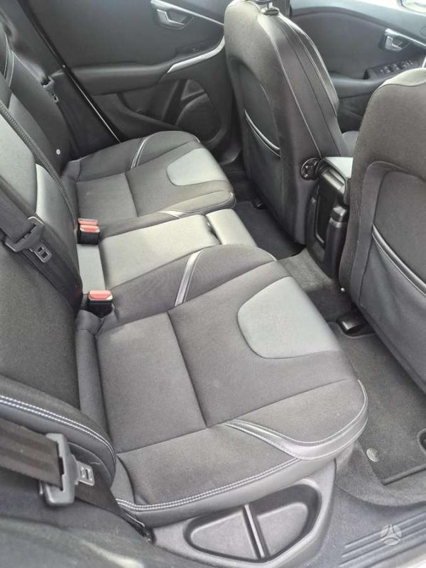 White Volvo V40 2012 in Klaipeda, with an engine capacity of 1.56 L and mileage of 339 thousand km for 5500 €, photo 4 on AUTOMOTO.COM.LV
