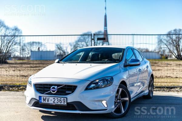 White Volvo V40 2013 in Riga, with an engine capacity of 1.60 L and mileage of 140 thousand km for 8490 €, photo 1 on AUTOMOTO.COM.LV