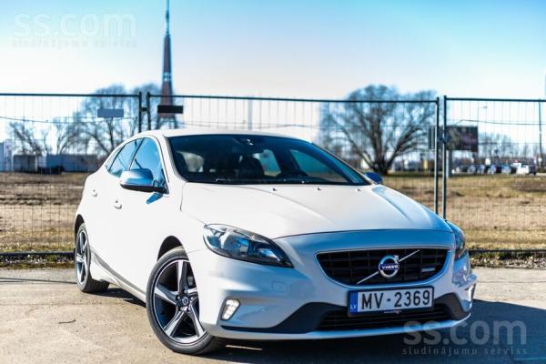 White Volvo V40 2013 in Riga, with an engine capacity of 1.60 L and mileage of 140 thousand km for 8490 €, photo 2 on AUTOMOTO.COM.LV