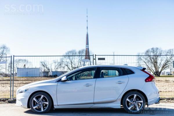White Volvo V40 2013 in Riga, with an engine capacity of 1.60 L and mileage of 140 thousand km for 8490 €, photo 4 on AUTOMOTO.COM.LV