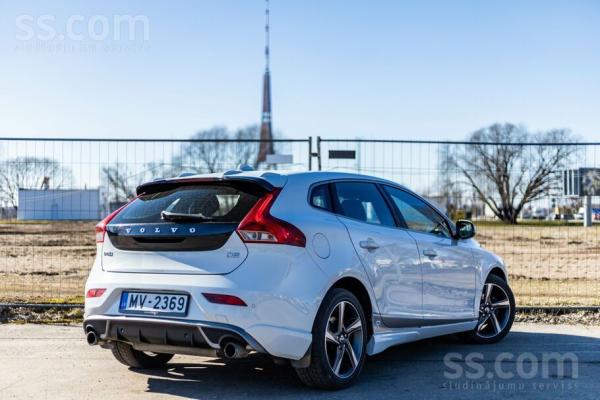 White Volvo V40 2013 in Riga, with an engine capacity of 1.60 L and mileage of 140 thousand km for 8490 €, photo 6 on AUTOMOTO.COM.LV