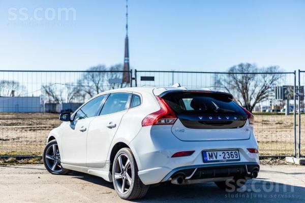 White Volvo V40 2013 in Riga, with an engine capacity of 1.60 L and mileage of 140 thousand km for 8490 €, photo 7 on AUTOMOTO.COM.LV