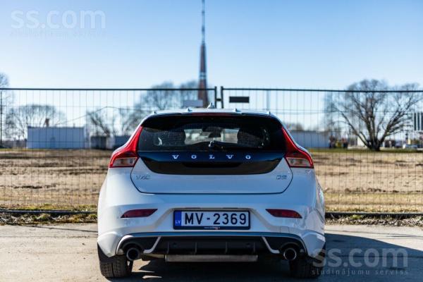 White Volvo V40 2013 in Riga, with an engine capacity of 1.60 L and mileage of 140 thousand km for 8490 €, photo 8 on AUTOMOTO.COM.LV