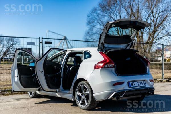 White Volvo V40 2013 in Riga, with an engine capacity of 1.60 L and mileage of 140 thousand km for 8490 €, photo 9 on AUTOMOTO.COM.LV