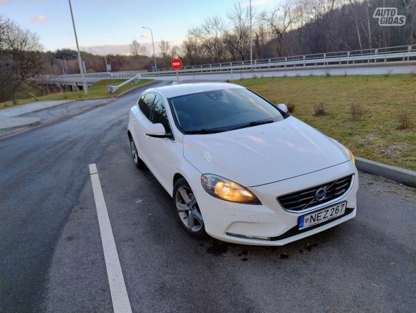 White Volvo V40 2013 in Ariogala, with an engine capacity of 1.60 L and mileage of 285 thousand km for 5800 €, photo 1 on AUTOMOTO.COM.LV