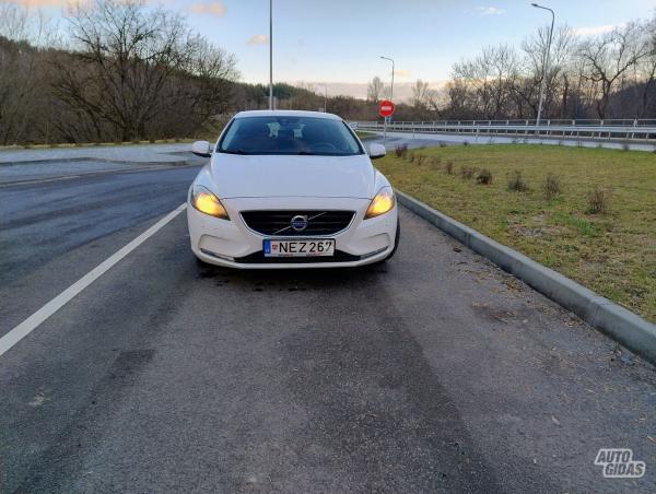 White Volvo V40 2013 in Ariogala, with an engine capacity of 1.60 L and mileage of 285 thousand km for 5800 €, photo 3 on AUTOMOTO.COM.LV