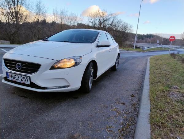 White Volvo V40 2013 in Ariogala, with an engine capacity of 1.60 L and mileage of 285 thousand km for 5800 €, photo 4 on AUTOMOTO.COM.LV