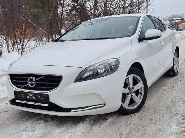 White Volvo V40 2013 in Kaunas, with an engine capacity of 1.98 L and mileage of 279 thousand km for 5990 €, photo 2 on AUTOMOTO.COM.LV