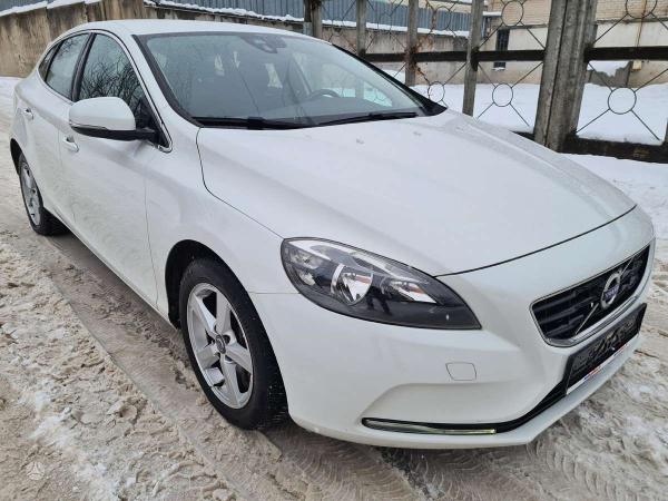 White Volvo V40 2013 in Kaunas, with an engine capacity of 1.98 L and mileage of 279 thousand km for 5990 €, photo 3 on AUTOMOTO.COM.LV