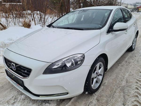 White Volvo V40 2013 in Kaunas, with an engine capacity of 1.98 L and mileage of 279 thousand km for 5990 €, photo 4 on AUTOMOTO.COM.LV