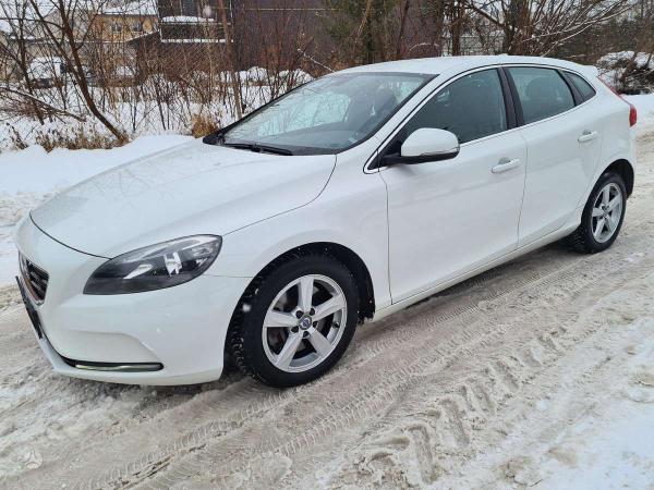 White Volvo V40 2013 in Kaunas, with an engine capacity of 1.98 L and mileage of 279 thousand km for 5990 €, photo 5 on AUTOMOTO.COM.LV