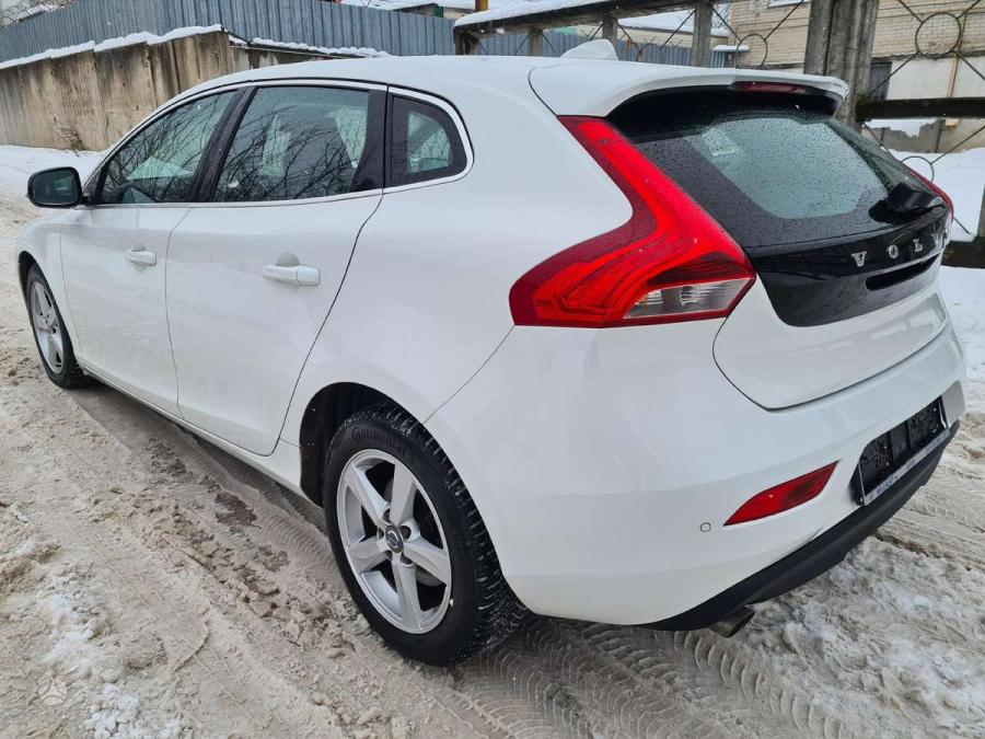 White Volvo V40 2013 in Kaunas, with an engine capacity of 1.98 L and mileage of 279 thousand km for 5990 €, photo 6 on AUTOMOTO.COM.LV