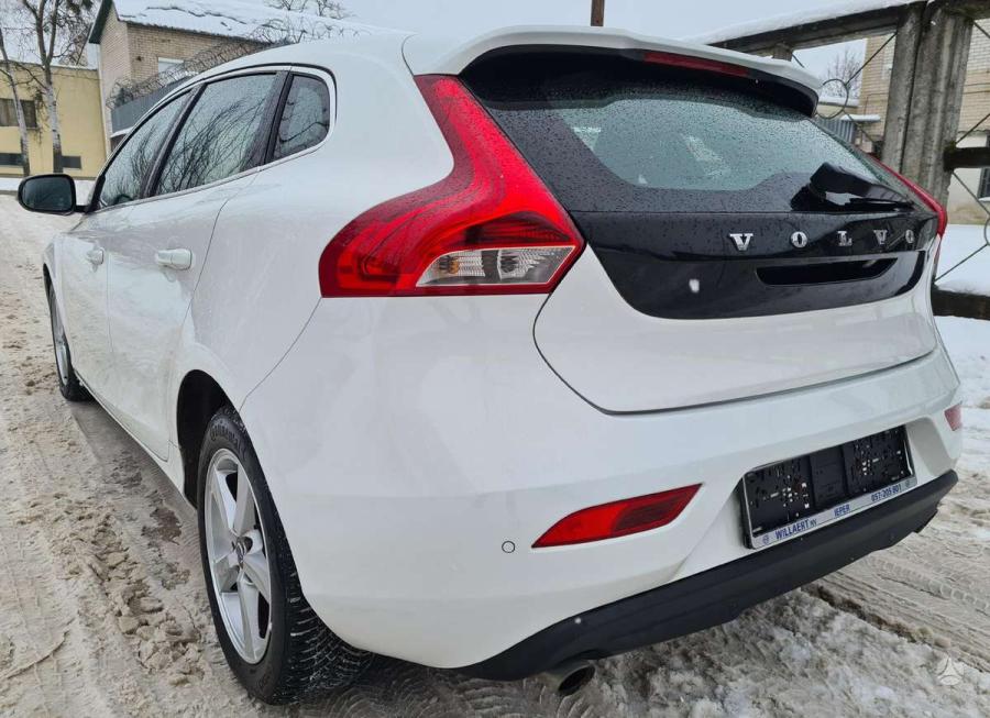 White Volvo V40 2013 in Kaunas, with an engine capacity of 1.98 L and mileage of 279 thousand km for 5990 €, photo 7 on AUTOMOTO.COM.LV