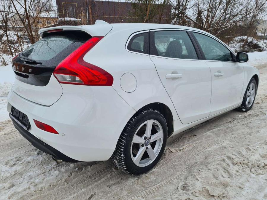White Volvo V40 2013 in Kaunas, with an engine capacity of 1.98 L and mileage of 279 thousand km for 5990 €, photo 9 on AUTOMOTO.COM.LV