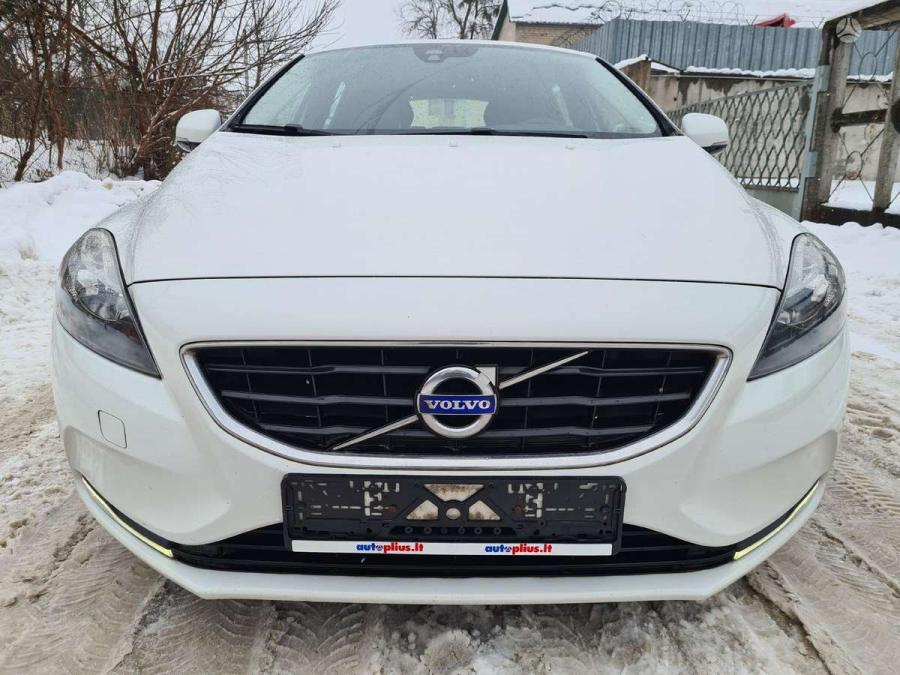 White Volvo V40 2013 in Kaunas, with an engine capacity of 1.98 L and mileage of 279 thousand km for 5990 €, photo 10 on AUTOMOTO.COM.LV