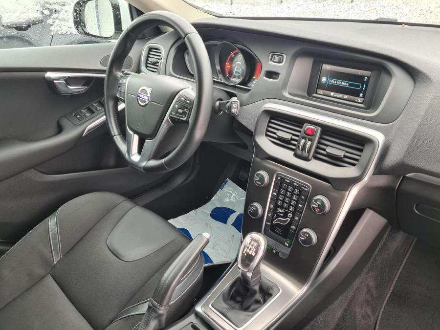 White Volvo V40 2013 in Kaunas, with an engine capacity of 1.98 L and mileage of 279 thousand km for 5990 €, photo 28 on AUTOMOTO.COM.LV