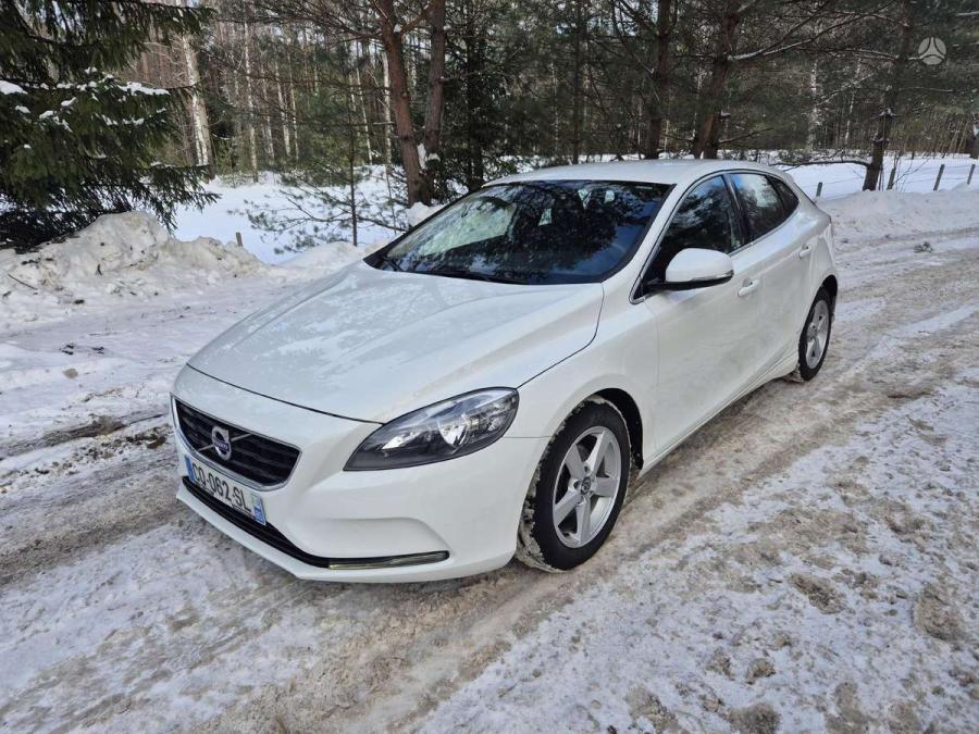 White Volvo V40 2013 in Taurage, with an engine capacity of 1.56 L and mileage of 251 thousand km for 5200 €, photo 1 on AUTOMOTO.COM.LV