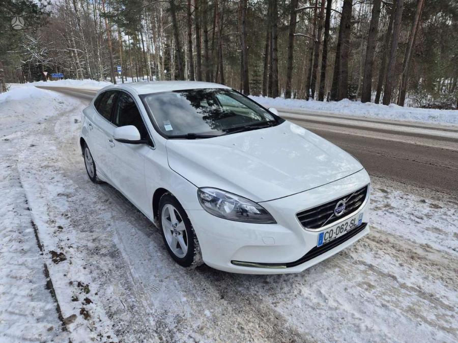 White Volvo V40 2013 in Taurage, with an engine capacity of 1.56 L and mileage of 251 thousand km for 5200 €, photo 3 on AUTOMOTO.COM.LV