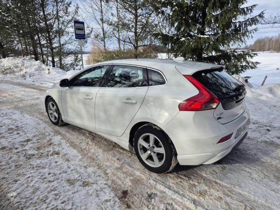 White Volvo V40 2013 in Taurage, with an engine capacity of 1.56 L and mileage of 251 thousand km for 5200 €, photo 6 on AUTOMOTO.COM.LV