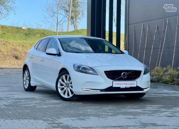 White Volvo V40 2013 in Vilnius, with an engine capacity of 1.60 L and mileage of 303 thousand km for 5490 €, photo 1 on AUTOMOTO.COM.LV