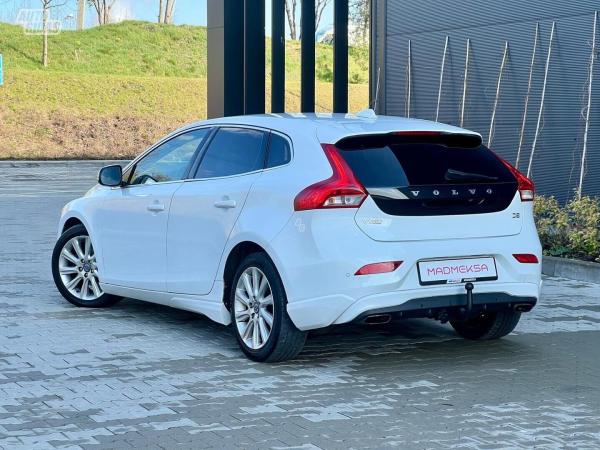 White Volvo V40 2013 in Vilnius, with an engine capacity of 1.60 L and mileage of 303 thousand km for 5490 €, photo 2 on AUTOMOTO.COM.LV