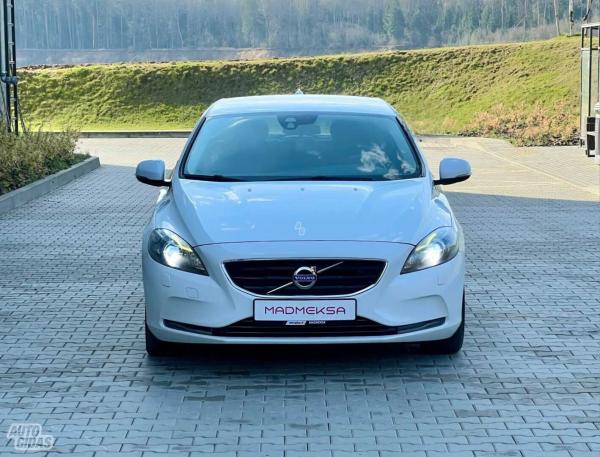 White Volvo V40 2013 in Vilnius, with an engine capacity of 1.60 L and mileage of 303 thousand km for 5490 €, photo 5 on AUTOMOTO.COM.LV
