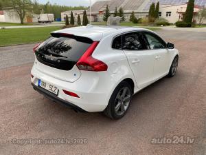 White Volvo V40 2013 in Tallinn, with an engine capacity of 1.60 L and mileage of 220 thousand km for 7500 €, photo 5 on AUTOMOTO.COM.LV