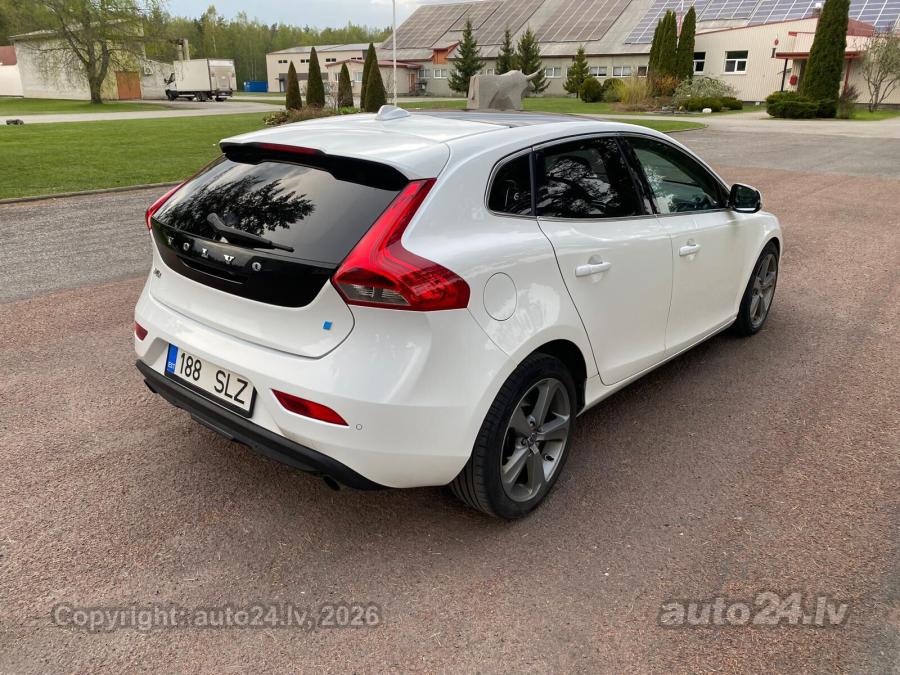 White Volvo V40 2013 in Tallinn, with an engine capacity of 1.60 L and mileage of 220 thousand km for 7500 €, photo 5 on AUTOMOTO.COM.LV