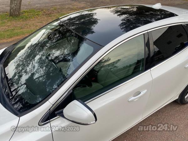Balts Volvo V40 2013 Tallina, ar dzinēja tilpumu 1.60 L un nobraukumu 220 tūkst. km par 7500 €, foto 5 vietnē AUTOMOTO.COM.LV