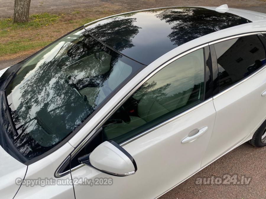 White Volvo V40 2013 in Tallinn, with an engine capacity of 1.60 L and mileage of 220 thousand km for 7500 €, photo 6 on AUTOMOTO.COM.LV