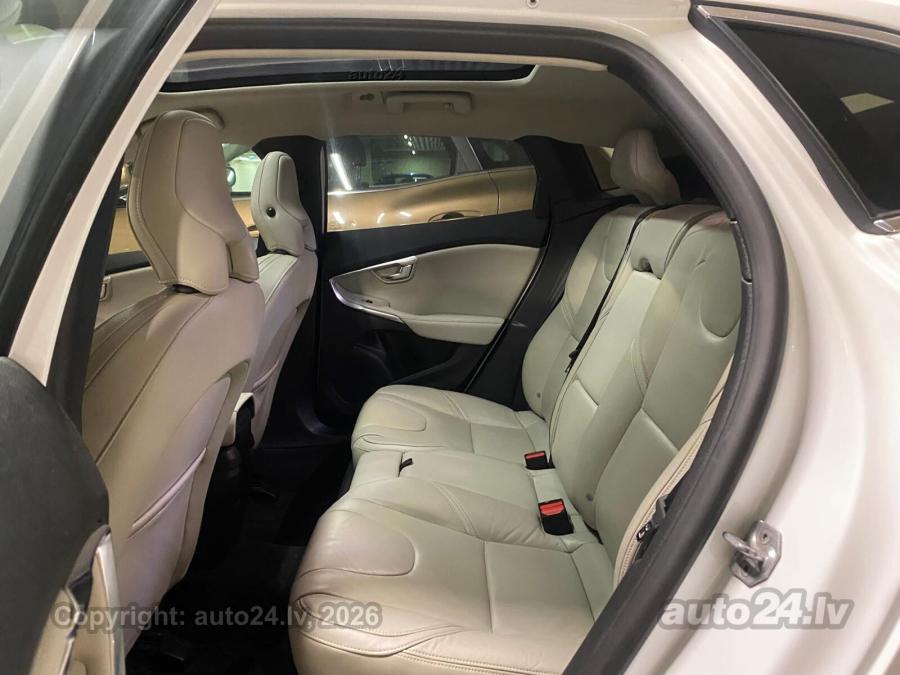 White Volvo V40 2013 in Tallinn, with an engine capacity of 1.60 L and mileage of 220 thousand km for 7500 €, photo 7 on AUTOMOTO.COM.LV