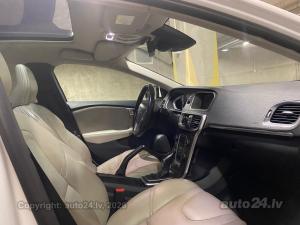 White Volvo V40 2013 in Tallinn, with an engine capacity of 1.60 L and mileage of 220 thousand km for 7500 €, photo 11 on AUTOMOTO.COM.LV