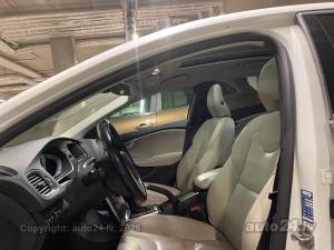 White Volvo V40 2013 in Tallinn, with an engine capacity of 1.60 L and mileage of 220 thousand km for 7500 €, photo 13 on AUTOMOTO.COM.LV