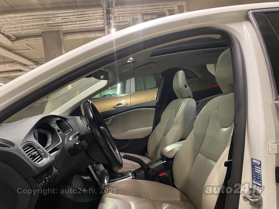 White Volvo V40 2013 in Tallinn, with an engine capacity of 1.60 L and mileage of 220 thousand km for 7500 €, photo 13 on AUTOMOTO.COM.LV