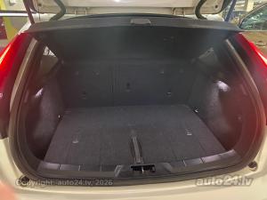 White Volvo V40 2013 in Tallinn, with an engine capacity of 1.60 L and mileage of 220 thousand km for 7500 €, photo 16 on AUTOMOTO.COM.LV