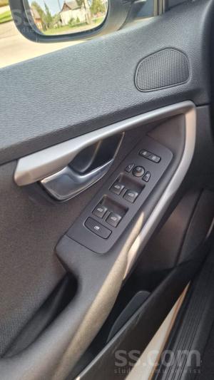 Balts Volvo V40 2013 Rēzekne, ar dzinēja tilpumu 2.00 L un nobraukumu 223 tūkst. km par 7500 €, foto 9 vietnē AUTOMOTO.COM.LV