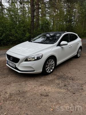 Balts Volvo V40 2013 Rīga, ar dzinēja tilpumu 1.60 L un nobraukumu 184 tūkst. km par 7200 €, foto  vietnē AUTOMOTO.COM.LV