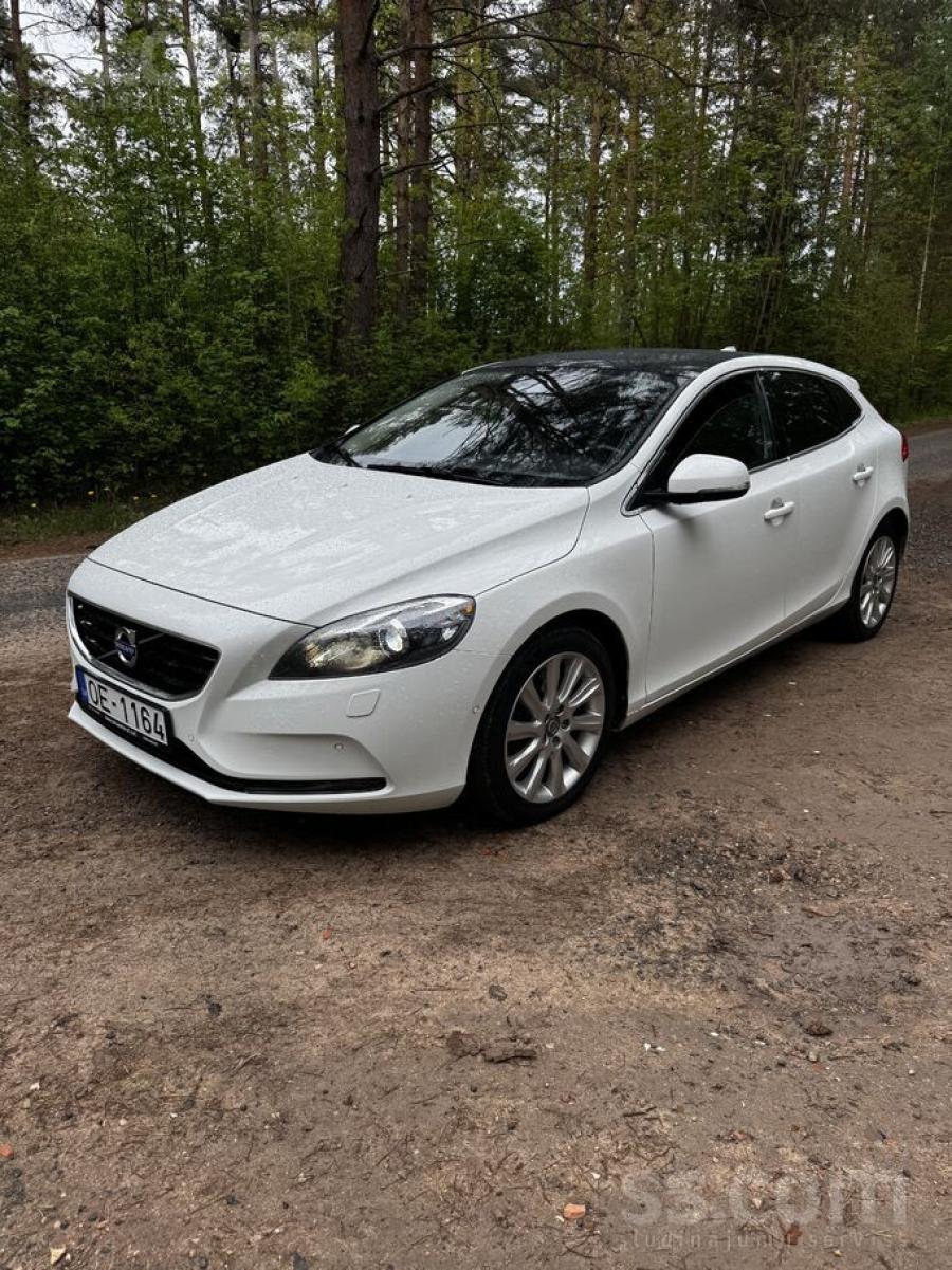 White Volvo V40 2013 in Riga, with an engine capacity of 1.60 L and mileage of 184 thousand km for 7200 €, photo 1 on AUTOMOTO.COM.LV