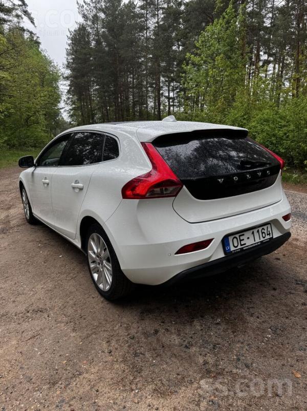 Balts Volvo V40 2013 Rīga, ar dzinēja tilpumu 1.60 L un nobraukumu 184 tūkst. km par 7200 €, foto 2 vietnē AUTOMOTO.COM.LV